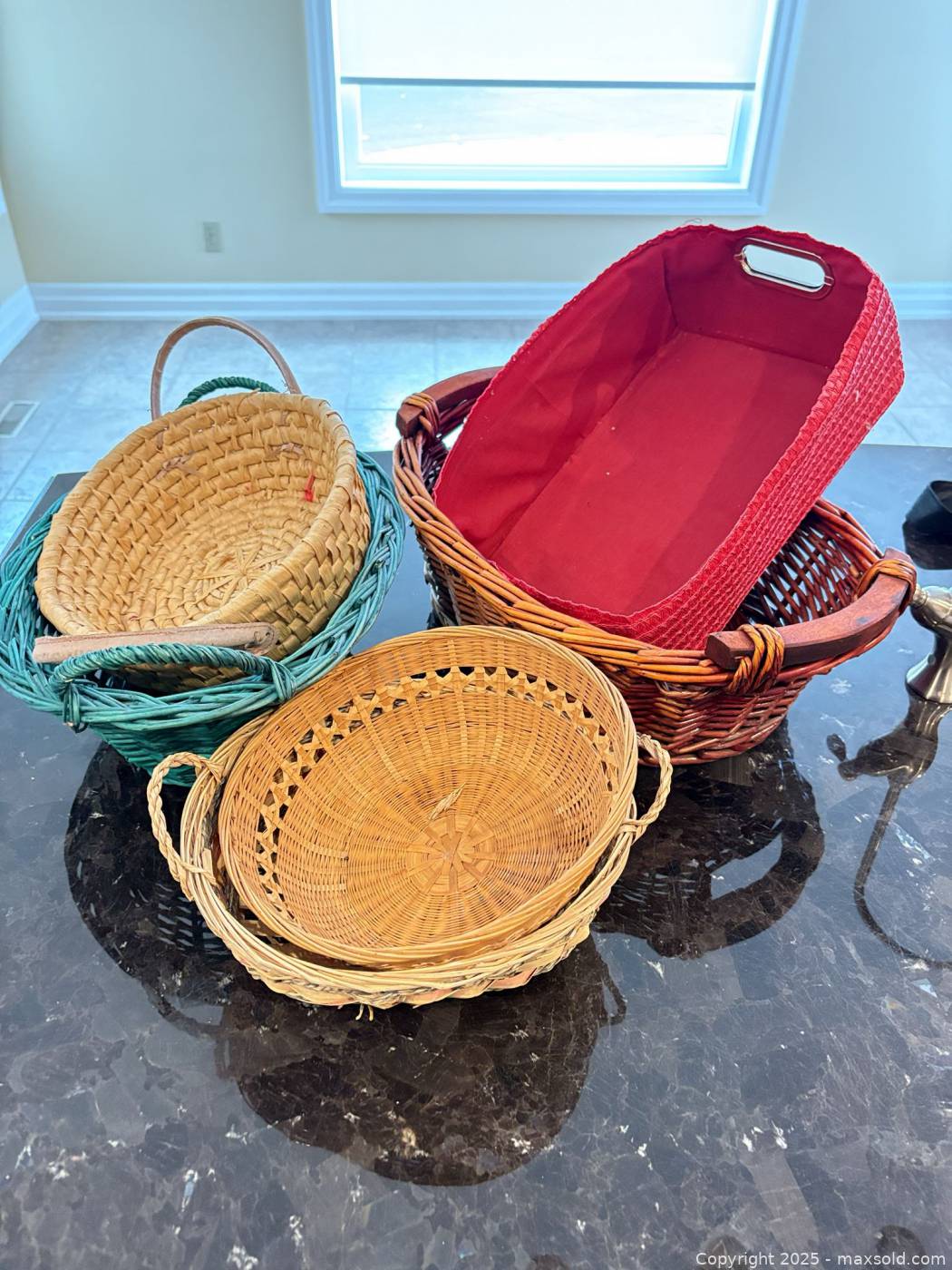 Mixed set of 6 woven baskets and trays | Maxsold
