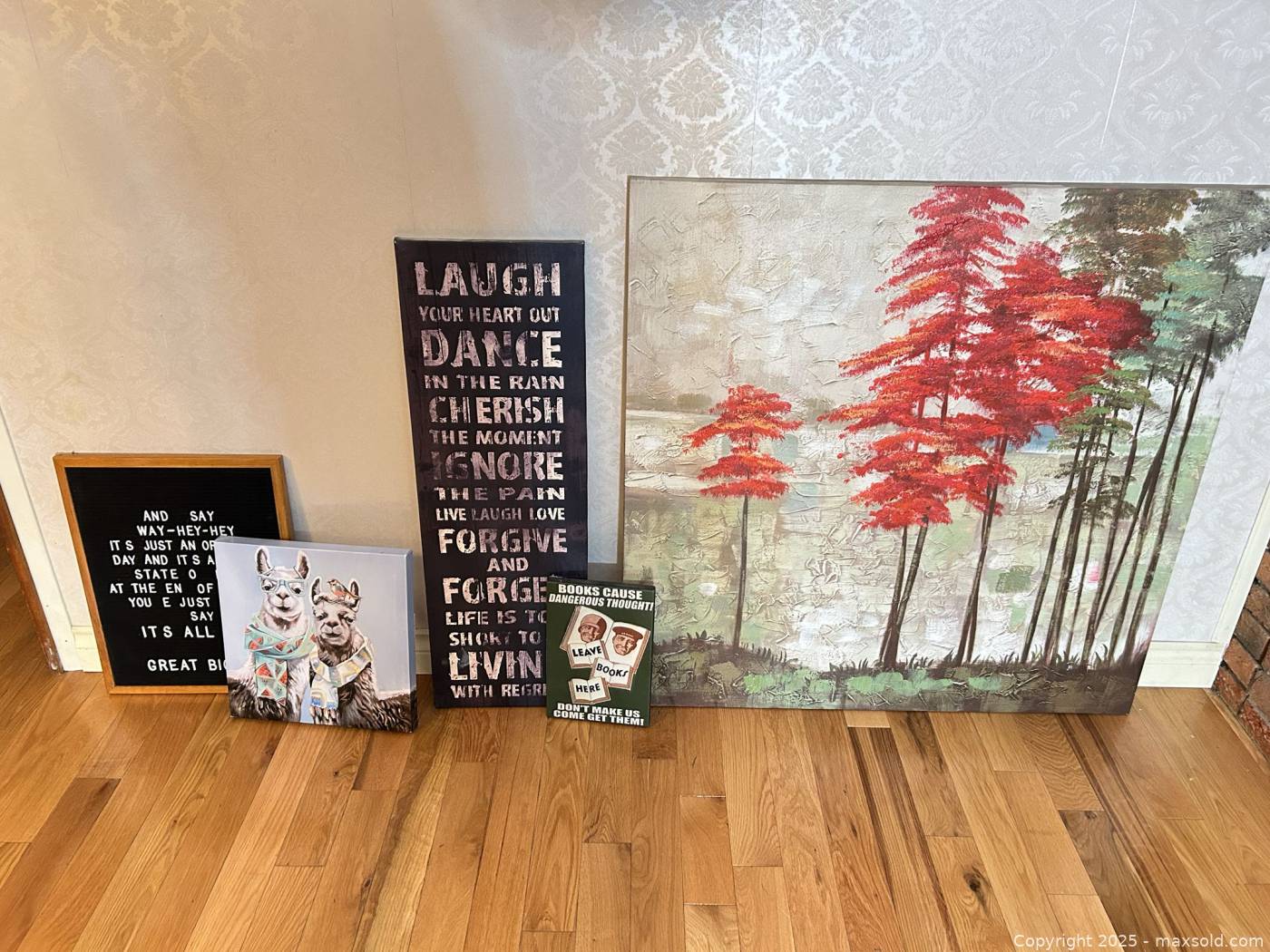 Five wall art canvases and decorative signs | Maxsold