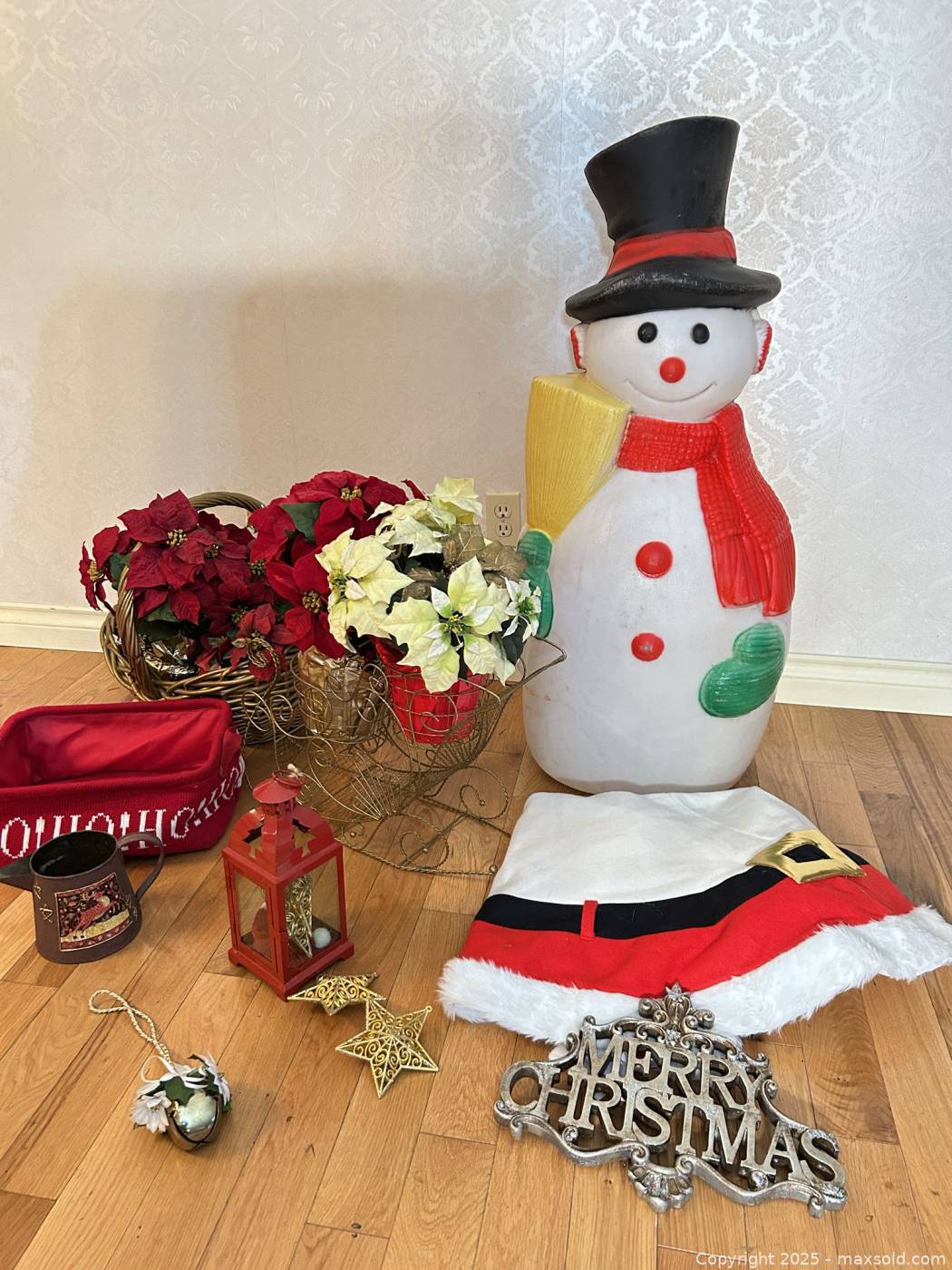 Mixed Christmas Holiday Decorations Lot | Maxsold