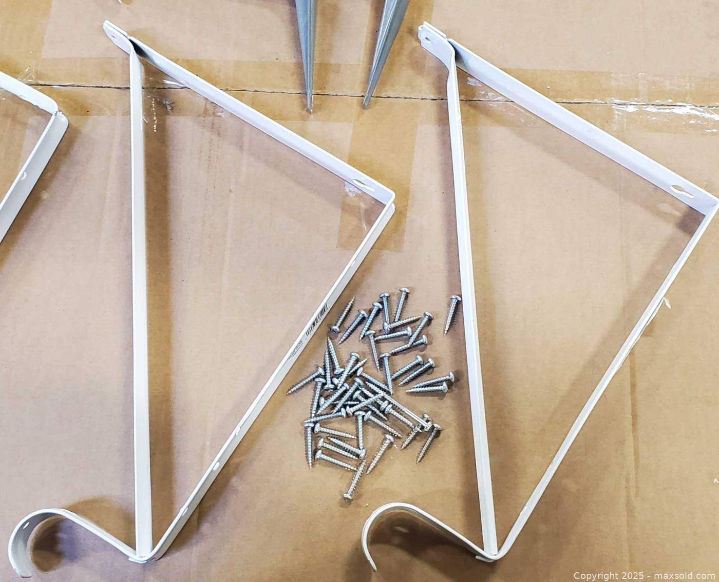 Assorted metal wall shelf brackets, 10 pcs | Maxsold