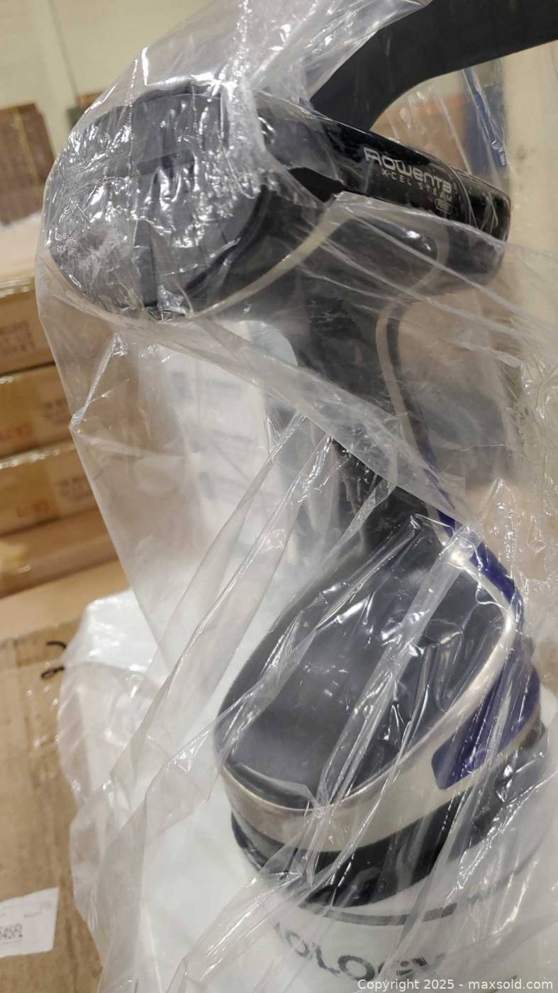 Rowenta Steam Force handheld steamer display model | Maxsold