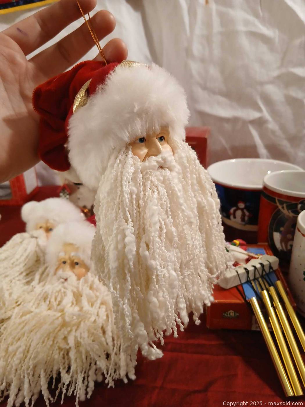 Christmas ornaments, mugs, novelty picks | Maxsold