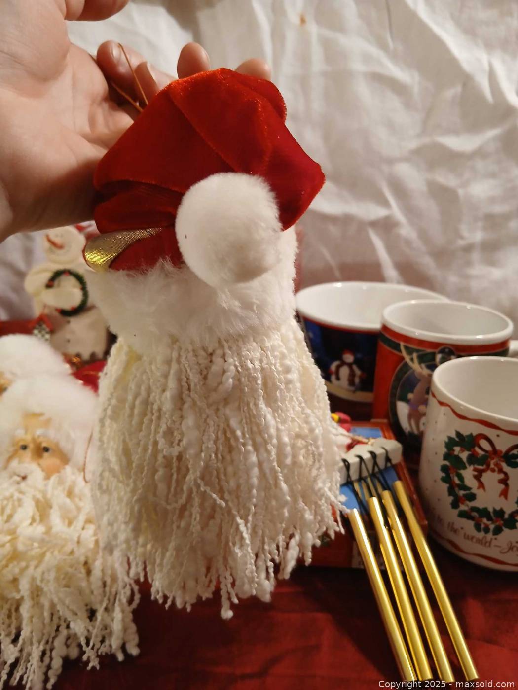 Christmas ornaments, mugs, novelty picks | Maxsold