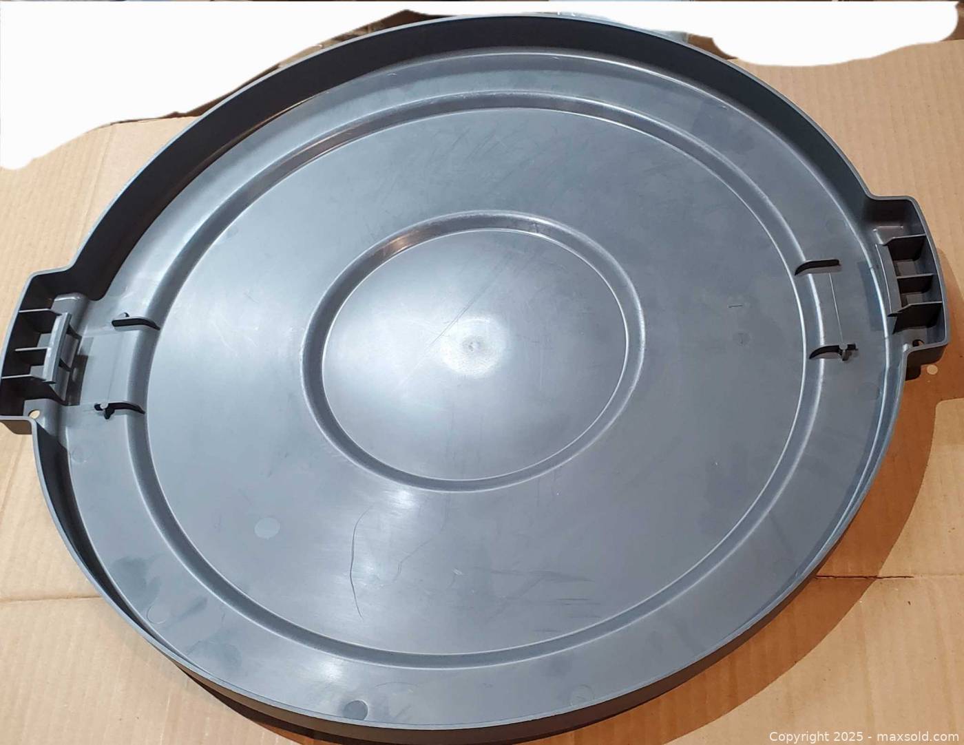 Sparta Bronco gray round trash can lid | Maxsold