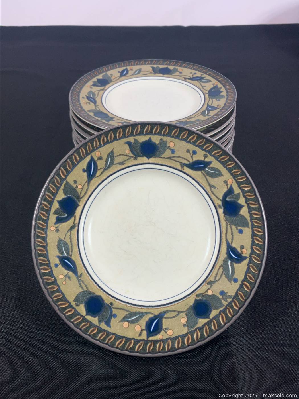 Mikasa Intaglio Arabella CAC01 dinnerware 49-piece | Maxsold