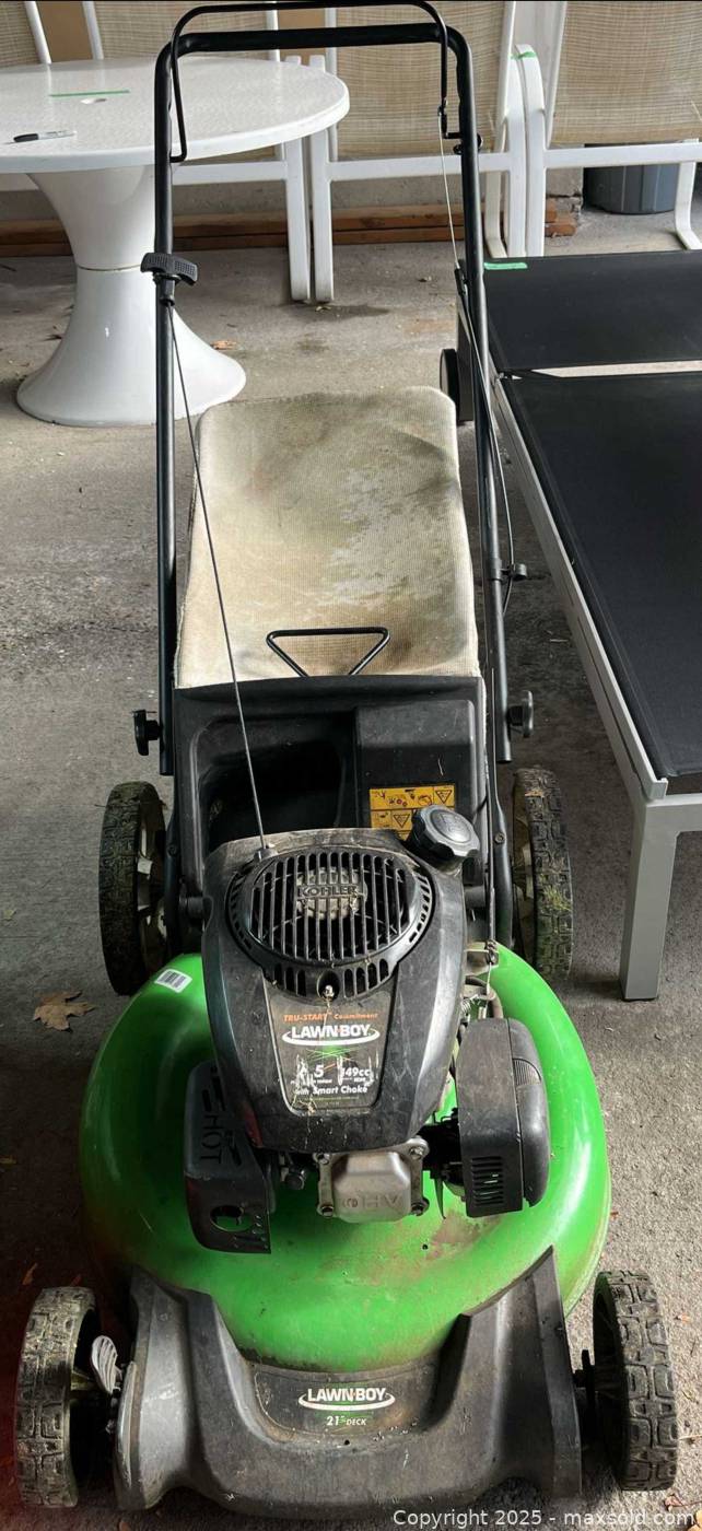 Scotts Turf Builder EdgeGuard DLX Spreader, Lawn-Boy 21" Mower, 5 L Gas Can | Maxsold