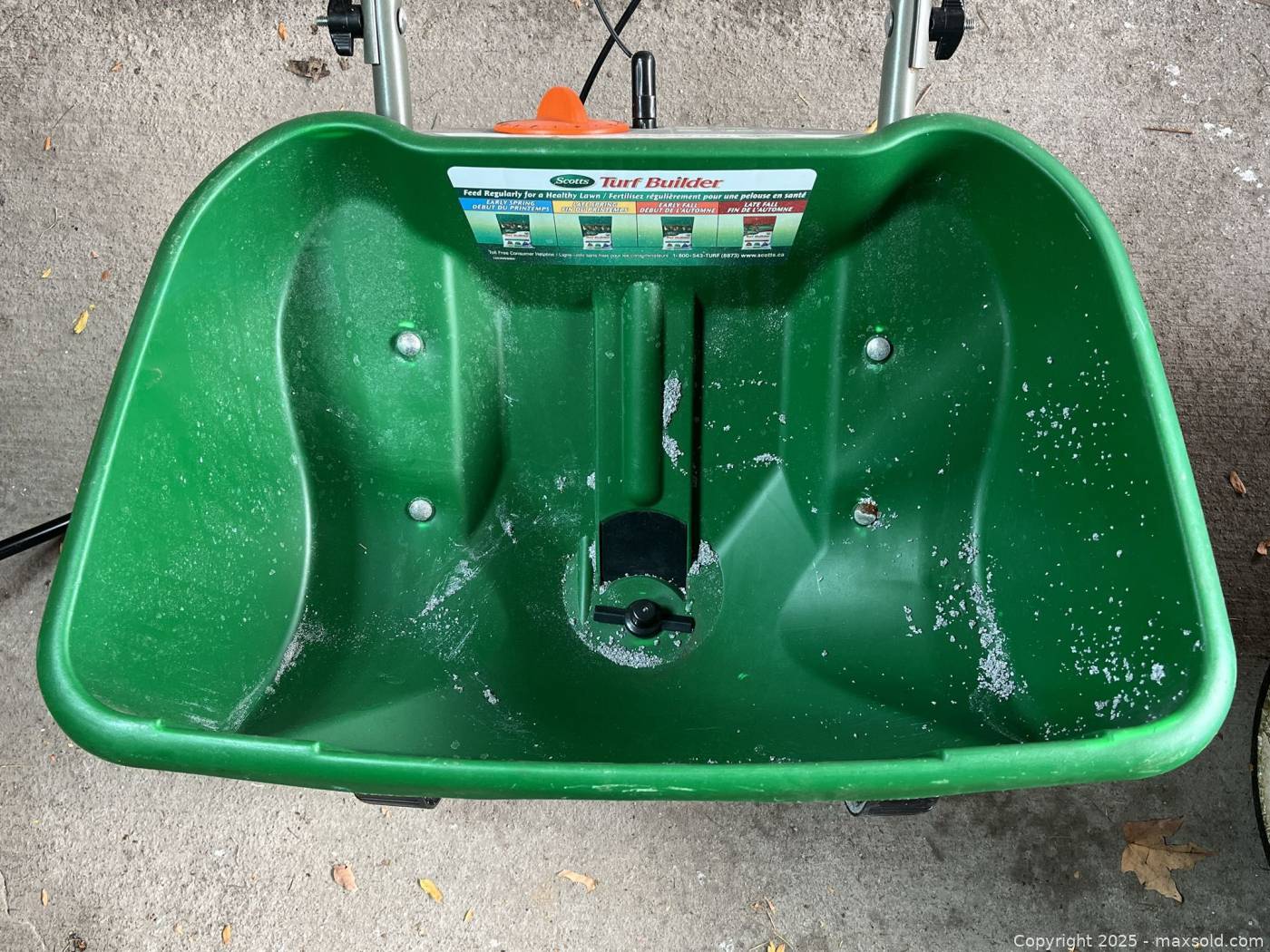 Scotts Turf Builder EdgeGuard DLX Spreader, Lawn-Boy 21" Mower, 5 L Gas Can | Maxsold