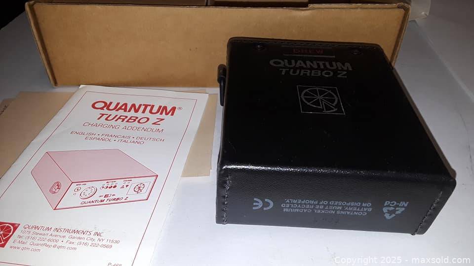 Quantum Instruments Turbo Z flash power pack with charger and manuals ...