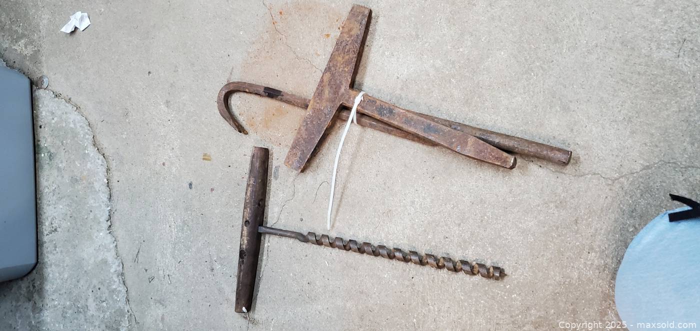 Vintage T-handle auger, T-spike and crowbar | Maxsold
