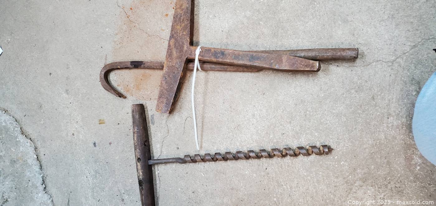 Vintage T-handle auger, T-spike and crowbar | Maxsold