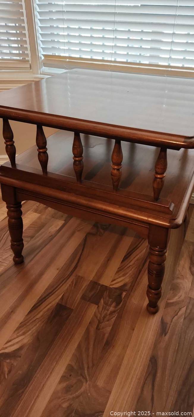 Knechtel solid maple two-tier side table | Maxsold