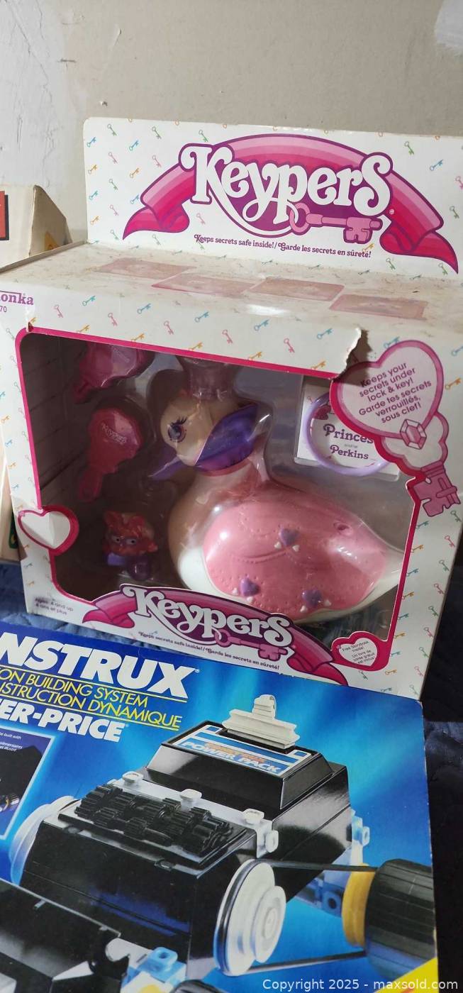 Snoopy Glider, Keypers Swan, Guess Who, Construx | Maxsold