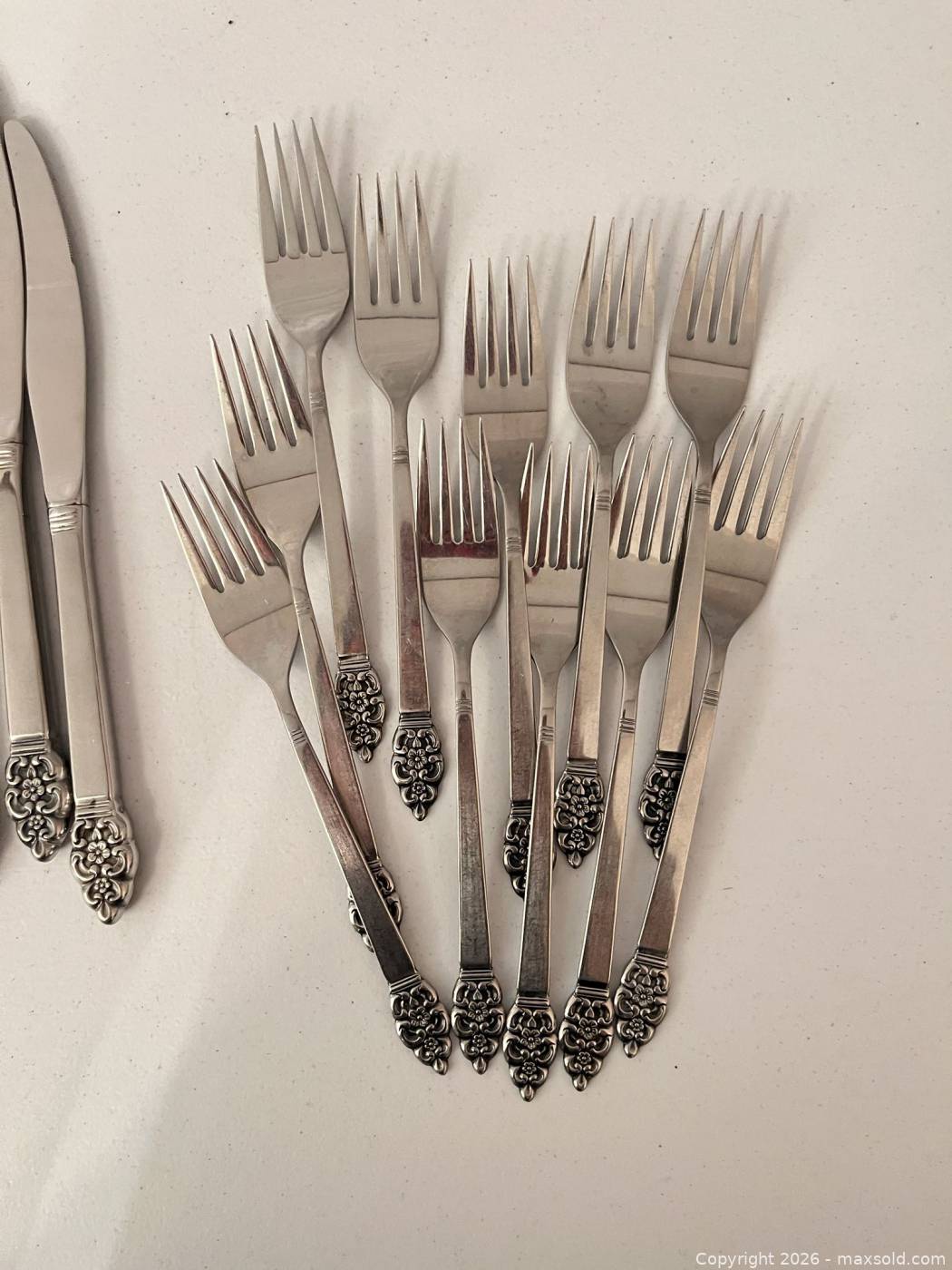 OneidaCraft Nordic Crown Deluxe flatware 70-piece | Maxsold