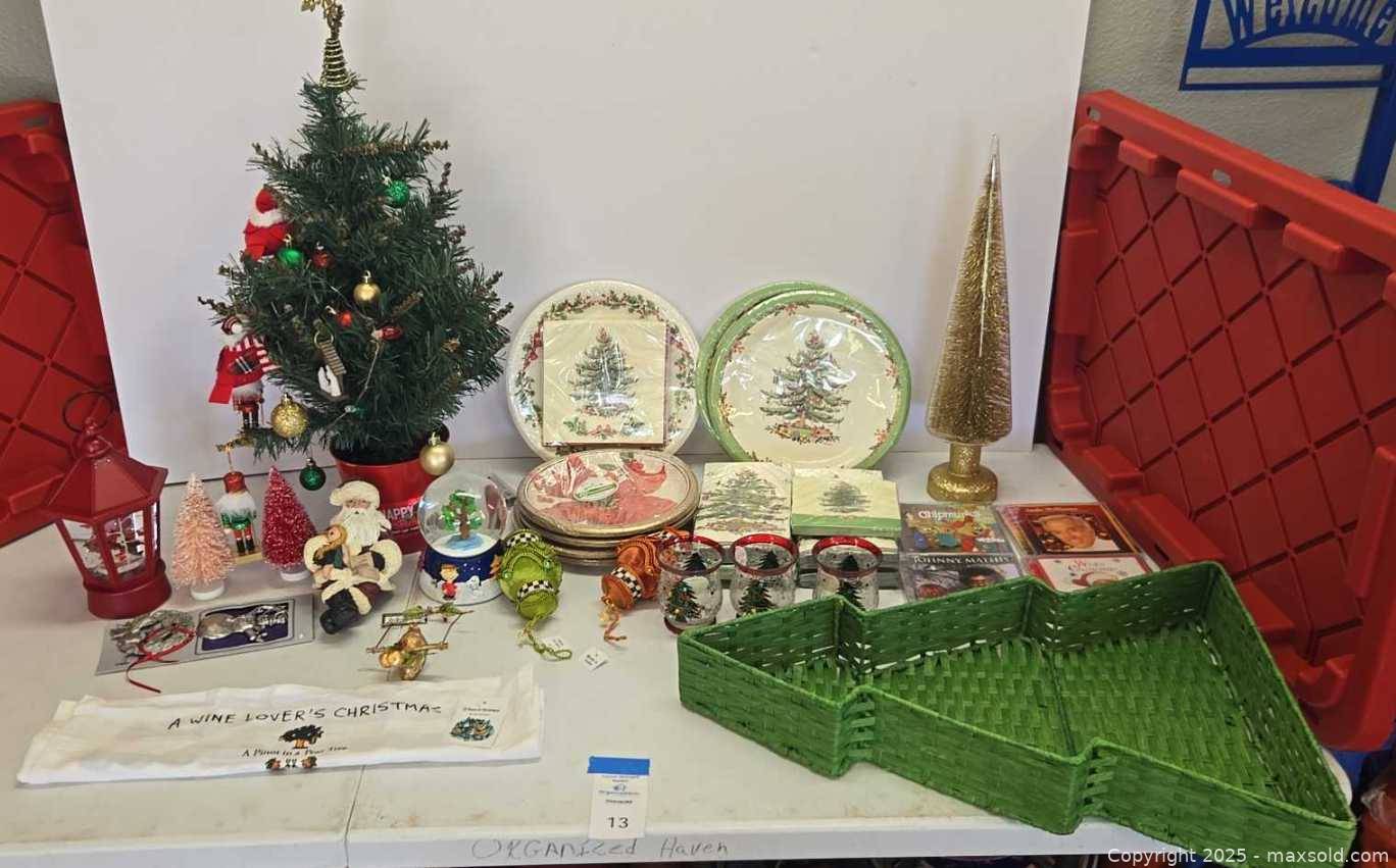 Assorted Christmas decorations and tableware | Maxsold