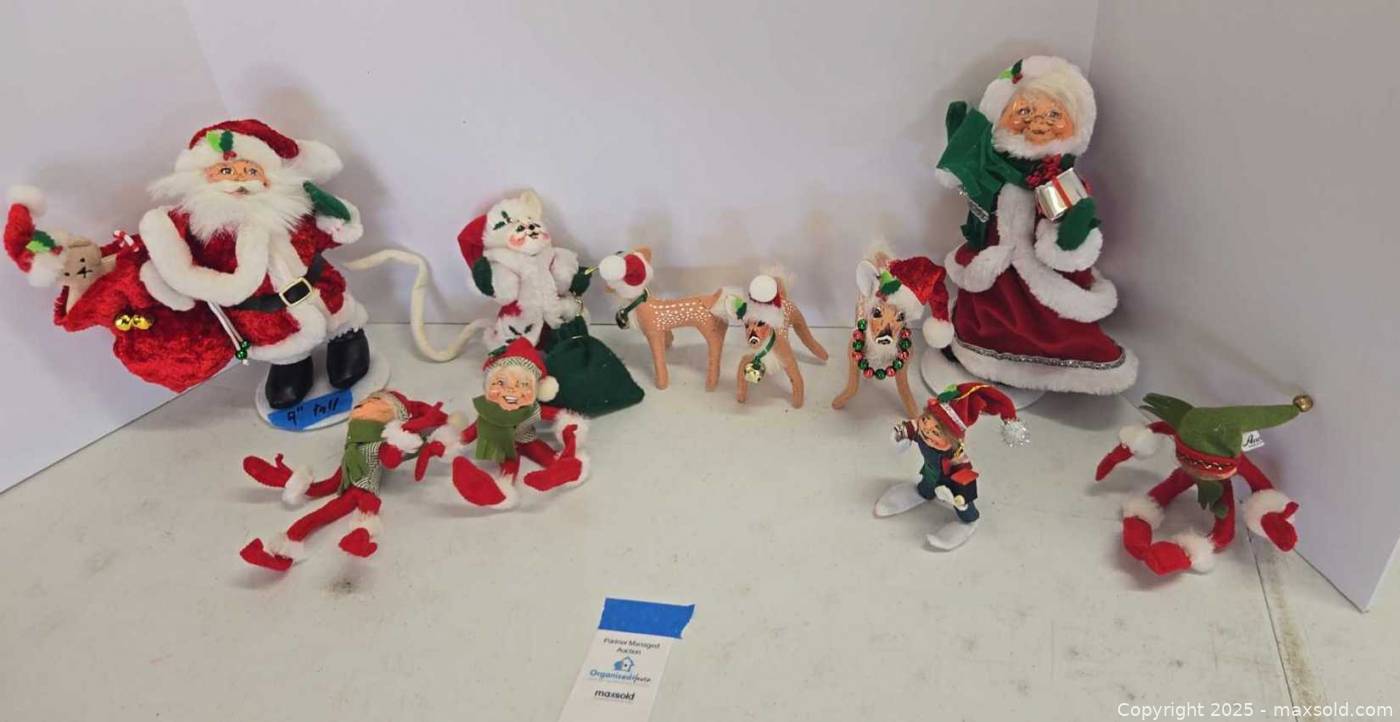 11 Christmas figurines Santa, Mrs. Claus, elves, reindeer | Maxsold