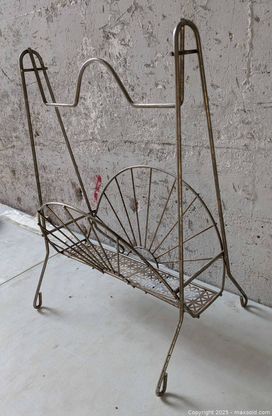 Vintage gold metal wire magazine rack | Maxsold