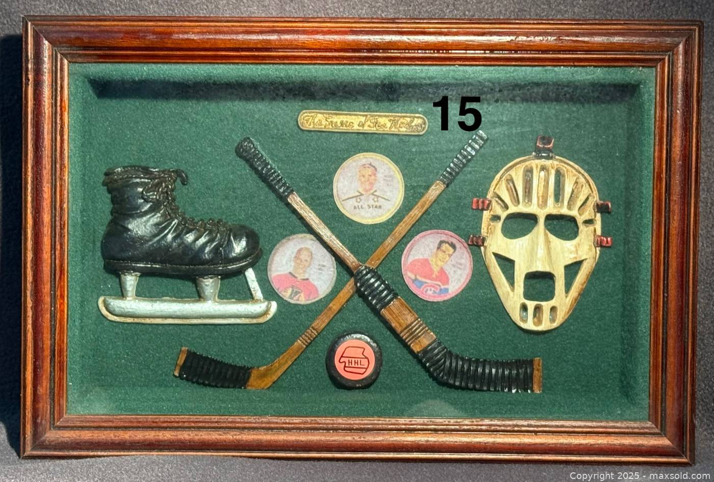 Shadow box golf and hockey memorabilia | Maxsold