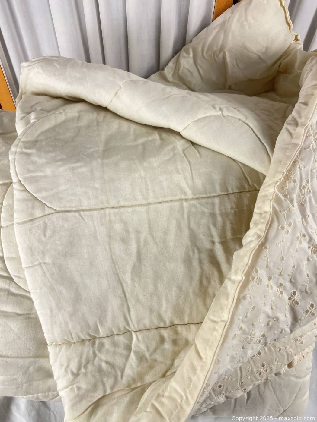 King size beige eyelet comforter | Maxsold