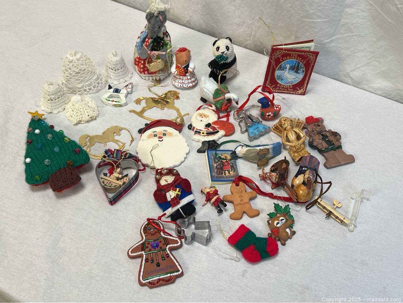 Assorted 23-piece Christmas ornaments & figurines | Maxsold