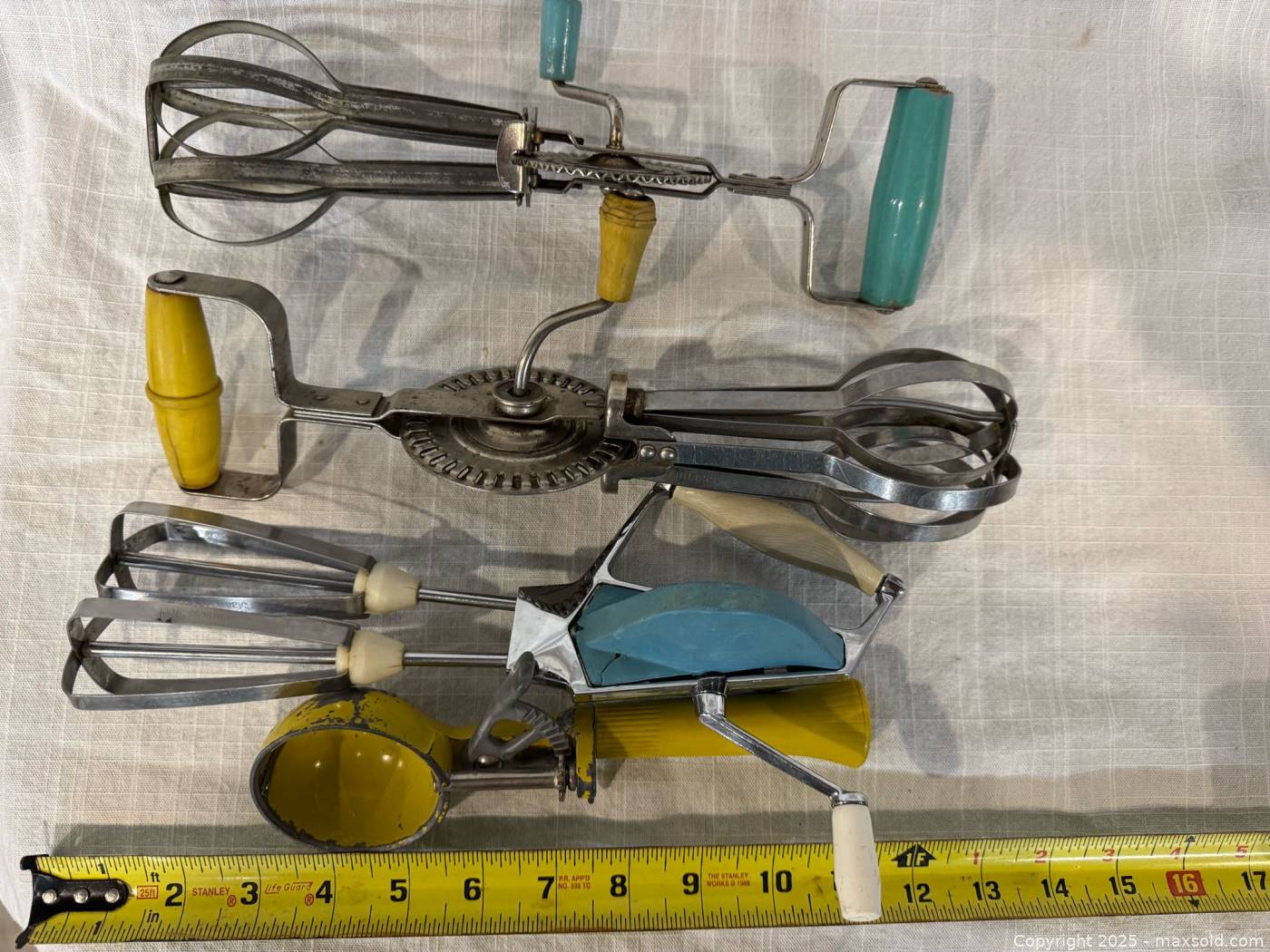 Four vintage hand-crank kitchen tools | Maxsold