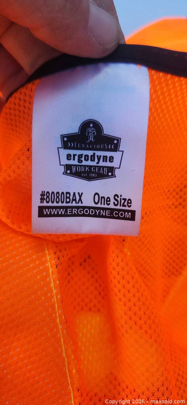 7 Ergodyne reflective safety vests | Maxsold