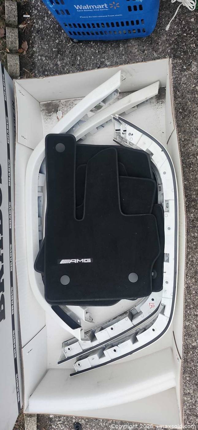 Mercedes-Benz G-Class AMG wheel arch flares and carpet floor mats | Maxsold