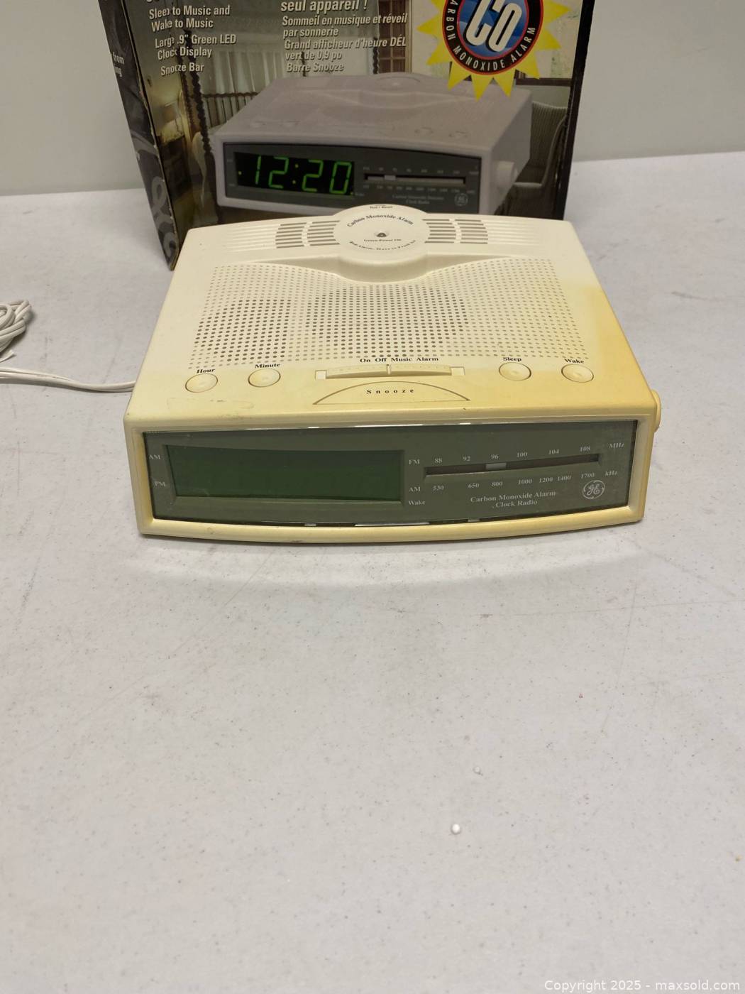 GE AM/FM Clock Radio with Carbon Monoxide Alarm, Model 7-4888 | Maxsold