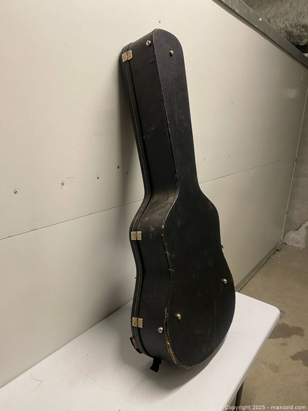 Vintage Prima classical guitar D33 with hard shell case | Maxsold