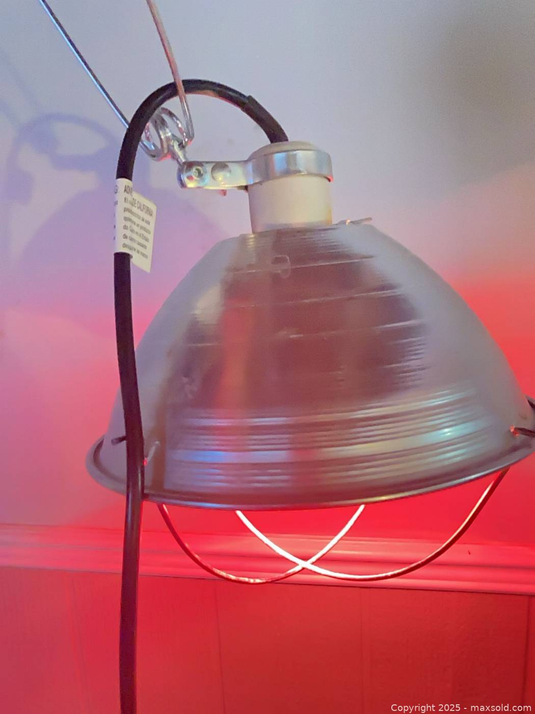 Heat lamp with red infrared bulb | Maxsold