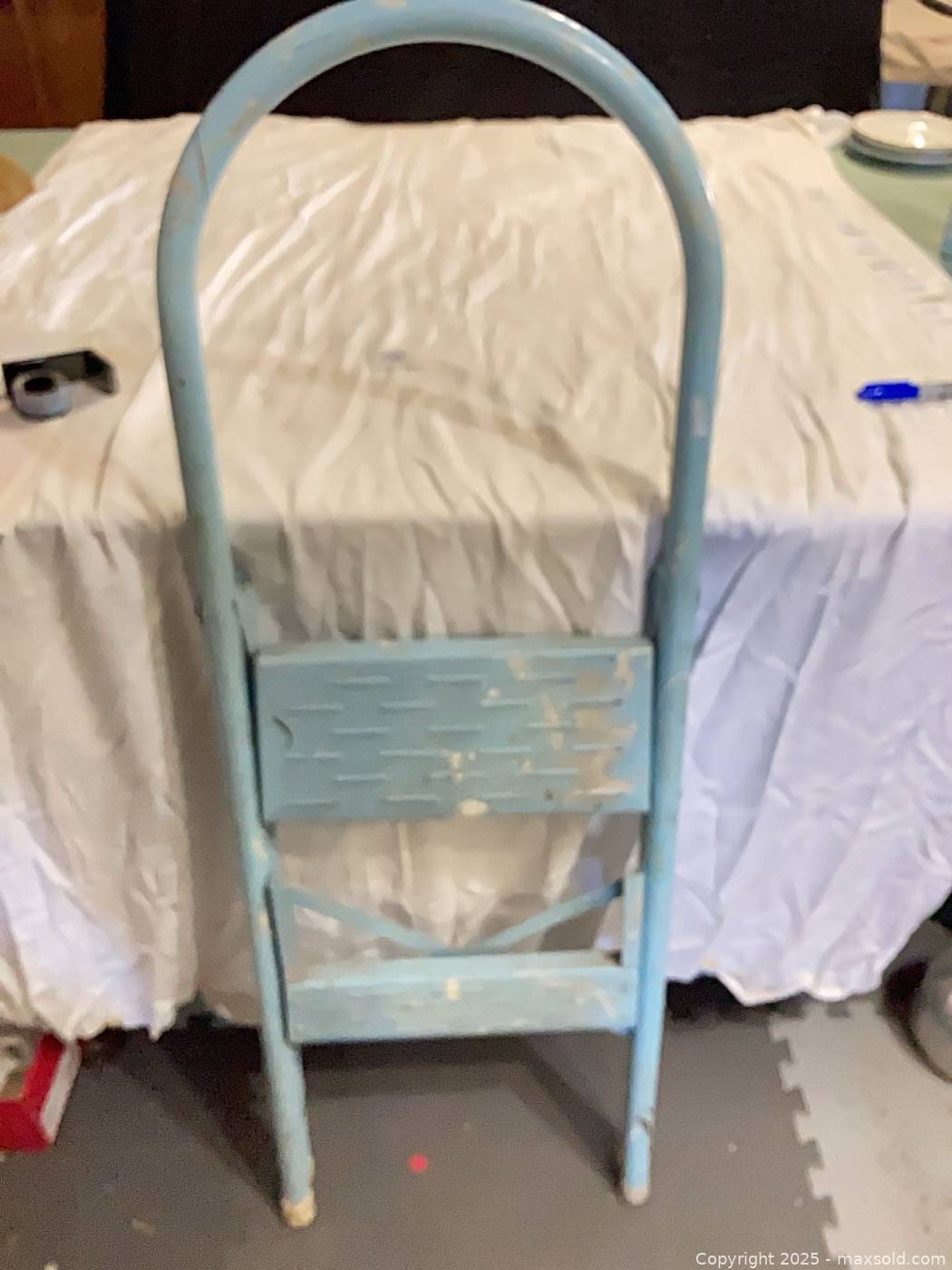Metal folding step ladder | Maxsold