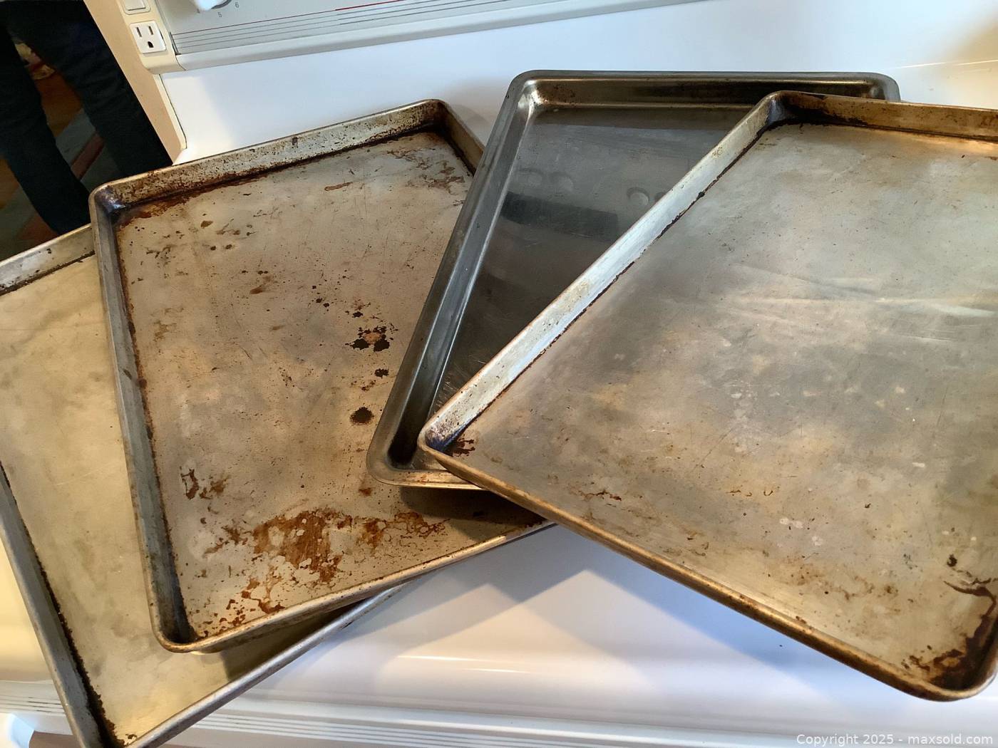 Assorted bakeware, cookie sheets, muffin pans, grill toppers | Maxsold