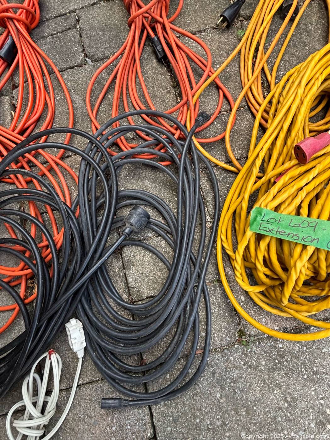 Extension cords and utility work light | Maxsold