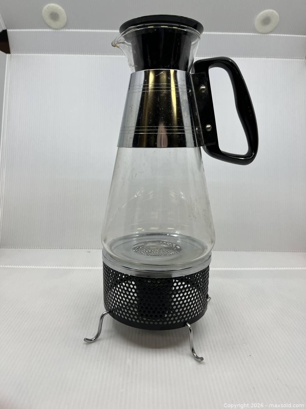 Silex coffee carafe with warmer, four Pyrex mugs | Maxsold