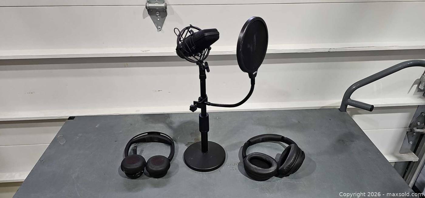 USB studio mic with pop filter, shock mount, desk stand and two ...