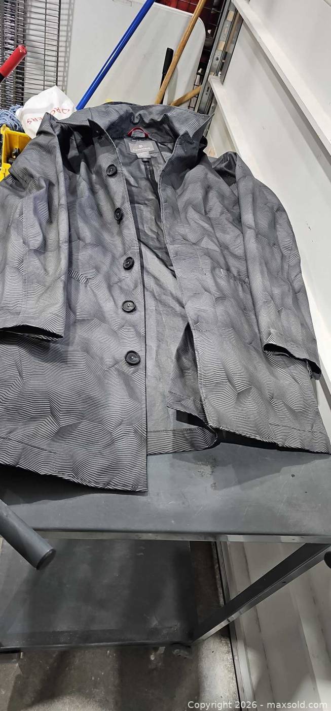 Victorinox hooded waterproof raincoat XXL | Maxsold