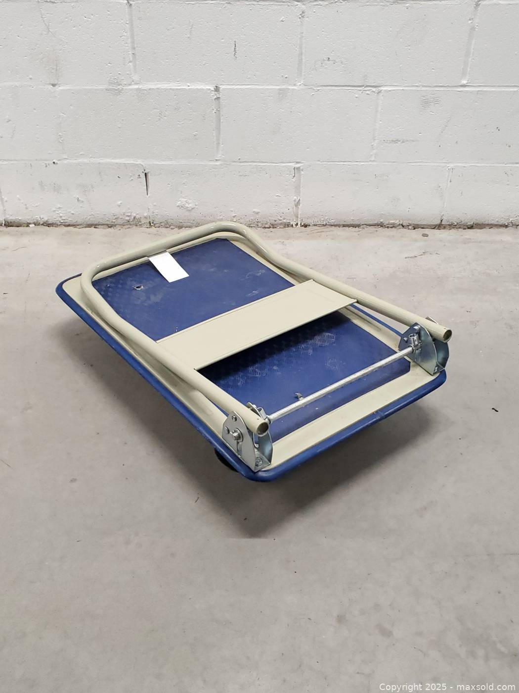 Folding platform cart | Maxsold