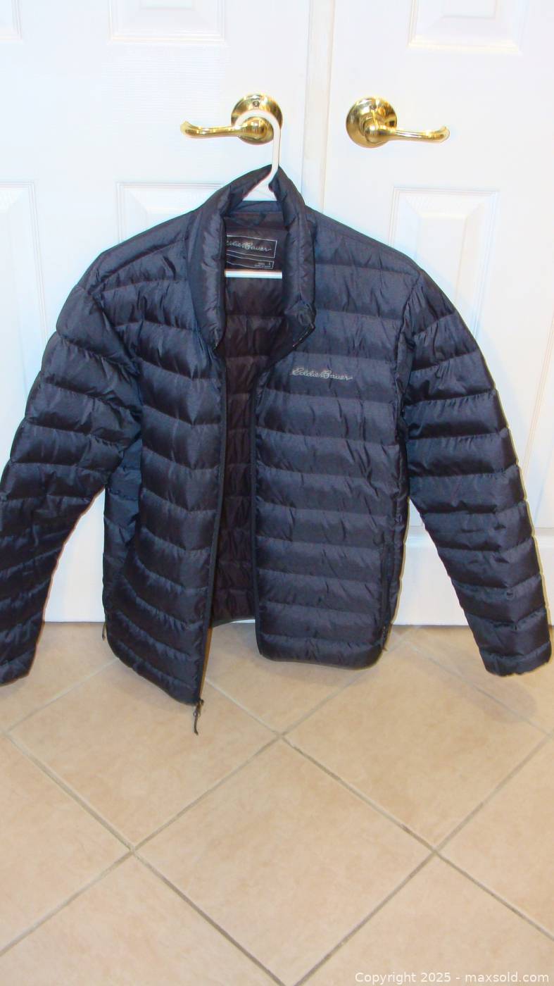Eddie Bauer men’s puffer jacket, size L | Maxsold