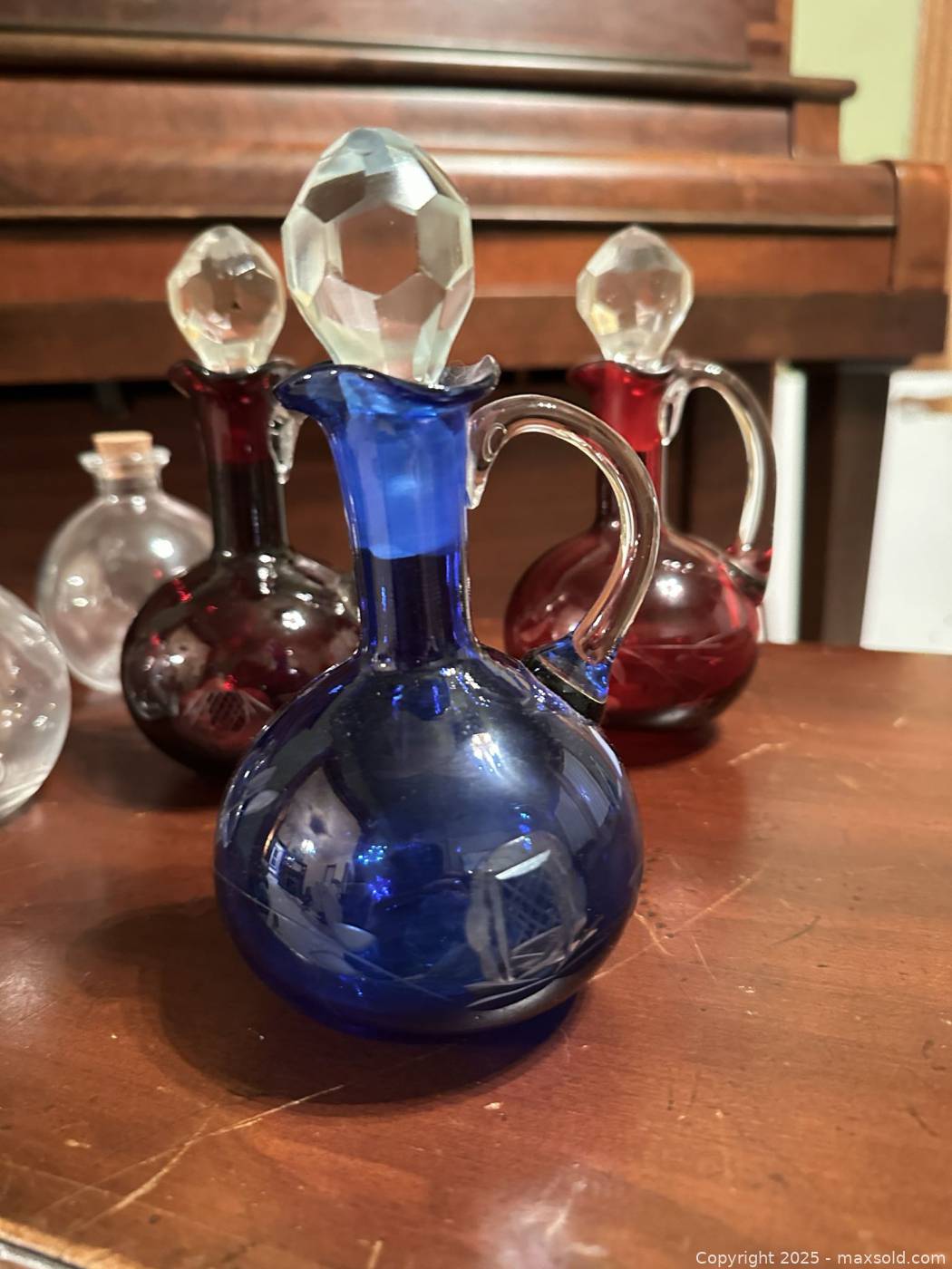Five glass potion bottles | Maxsold