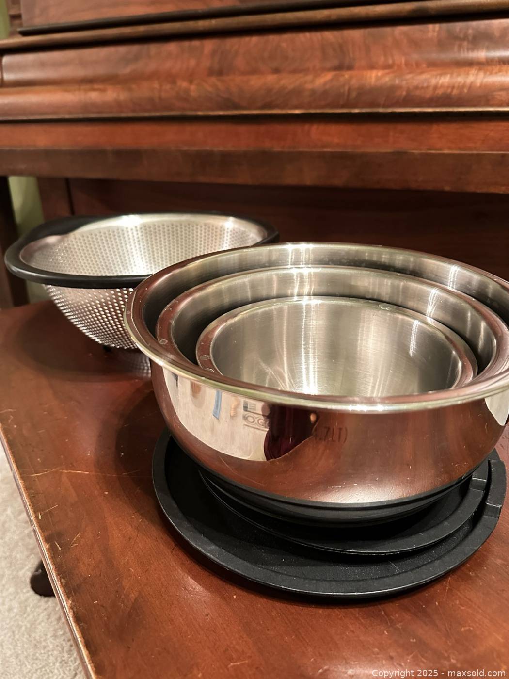 OGGI stainless mixing bowls set with lids and footed colander | Maxsold