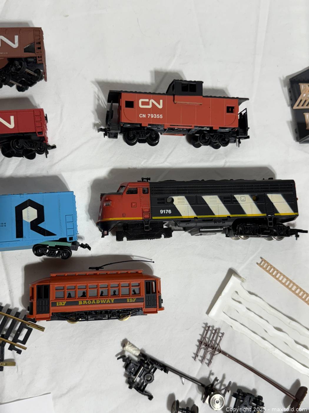 Vintage HO scale CN diesel, cars, track, parts | Maxsold