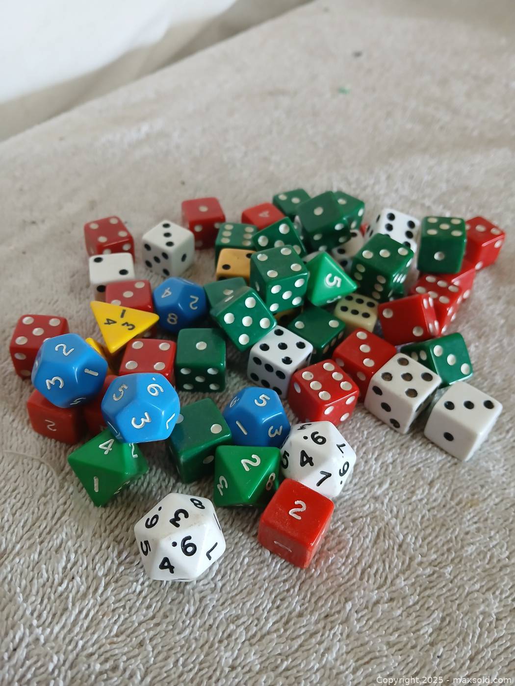 Assorted plastic gaming dice | Maxsold