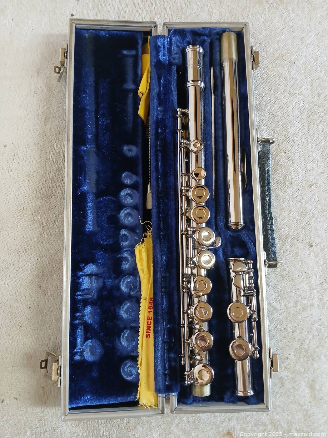 Silver-tone Flute with Hard Case | Maxsold