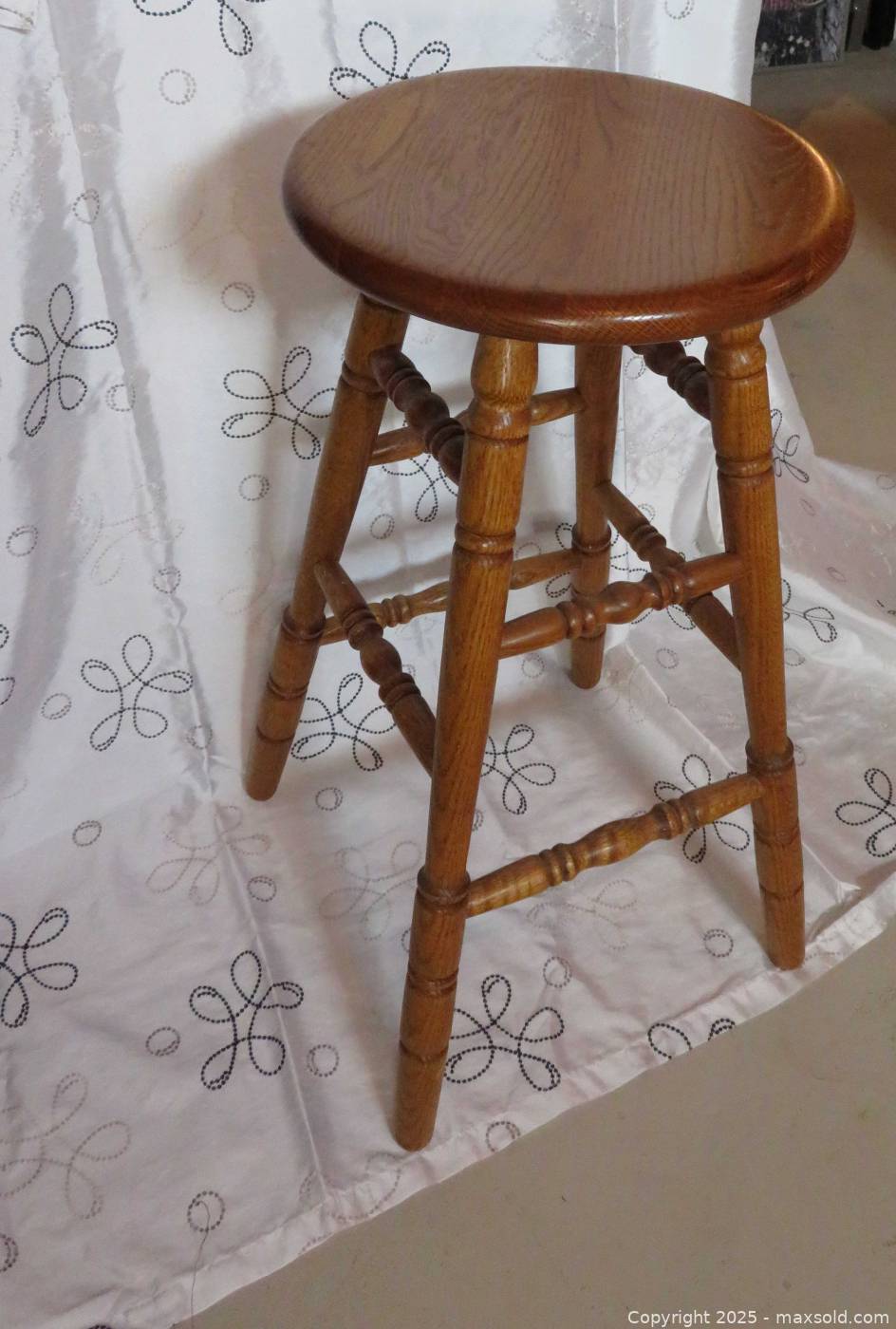 Solid wood turned-leg bar stool | Maxsold