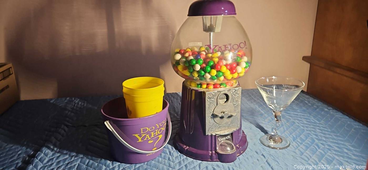 Yahoo promotional gumball machine set | Maxsold