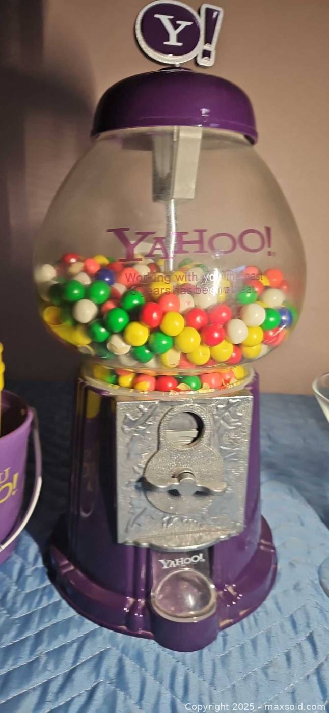 Yahoo promotional gumball machine set | Maxsold