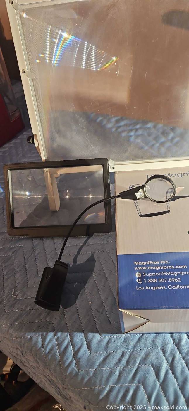 Magnipros LED magnifying lamp, large screen magnifier and handheld page ...