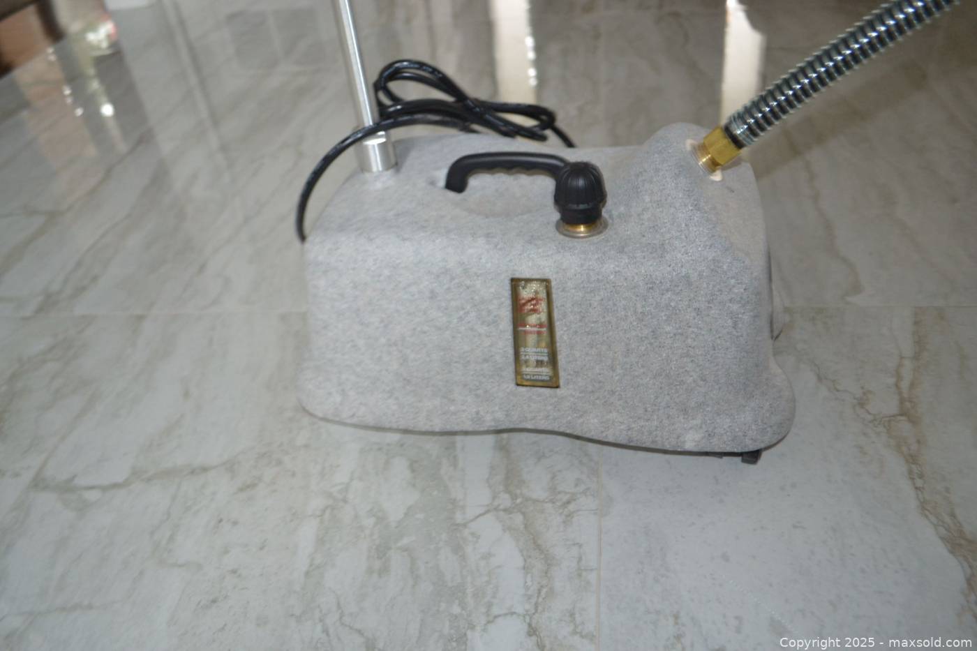 Jiffy garment steamer | Maxsold