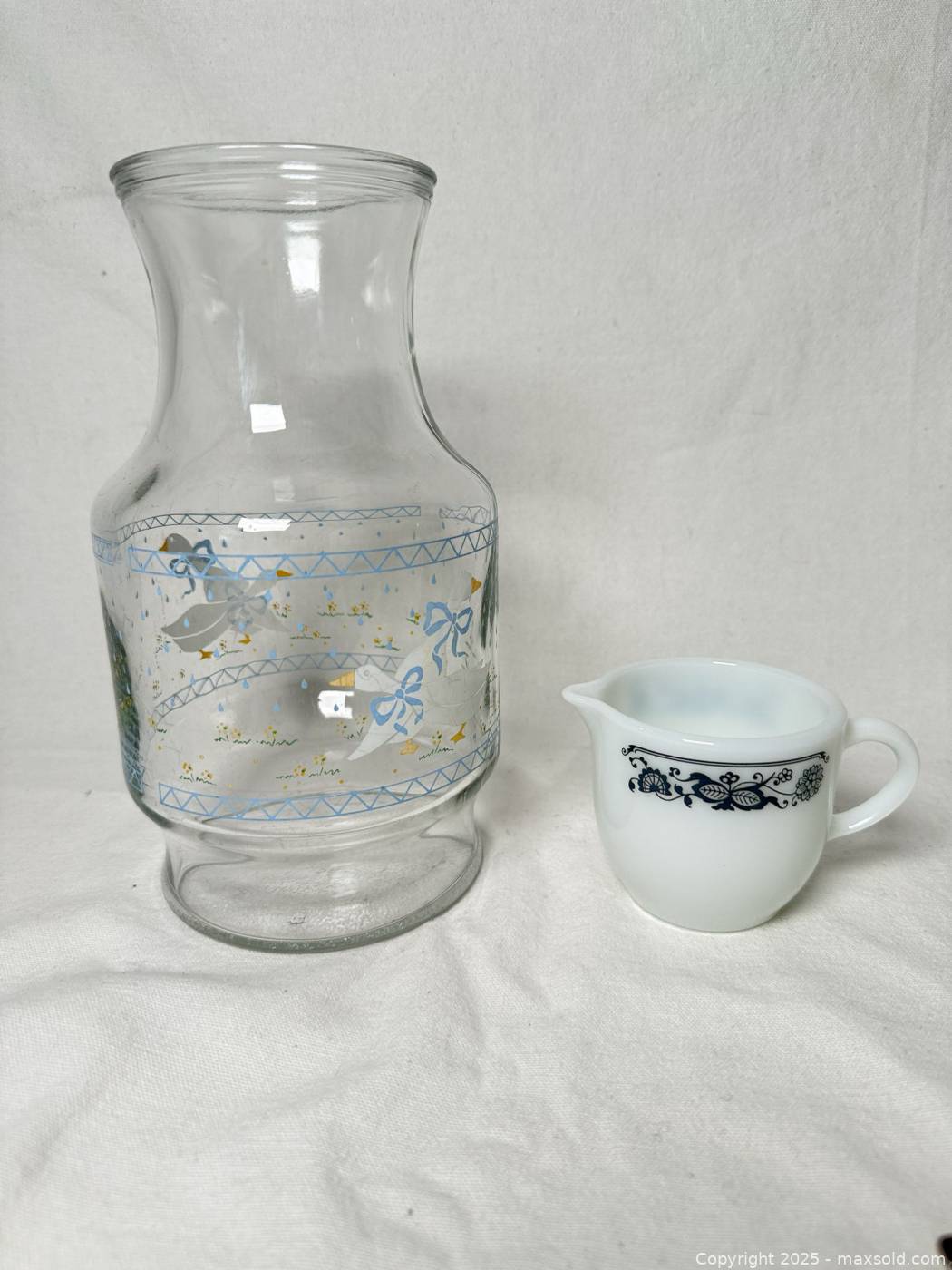 Pyrex blue floral mugs, creamer and duck juice jug | Maxsold