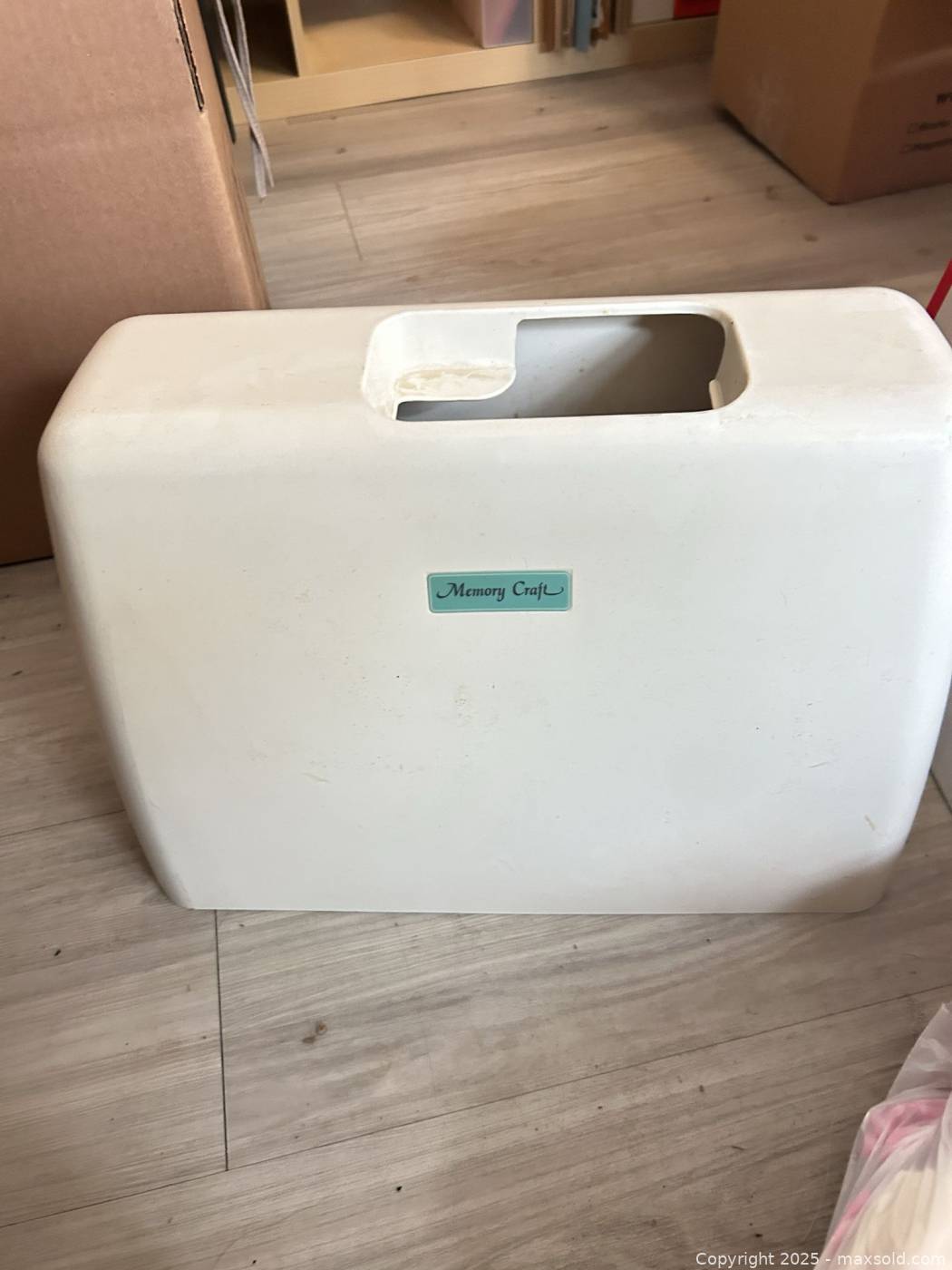 Janome Memory Craft 4000 computerized sewing machine | Maxsold