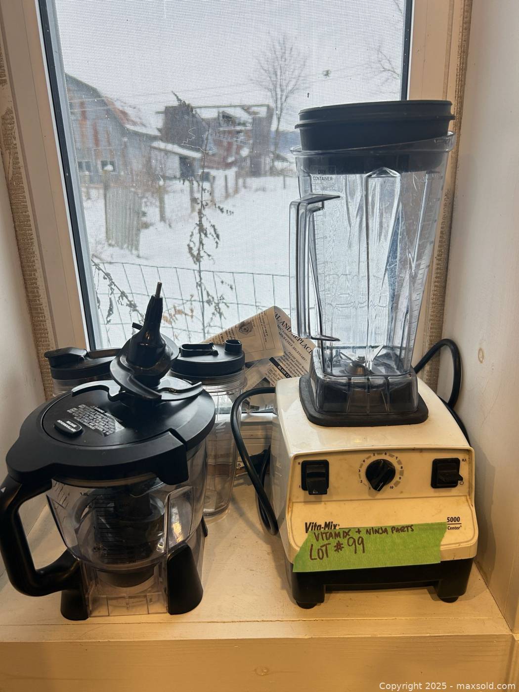 Vita-Mix 5000 blender with Ninja containers | Maxsold